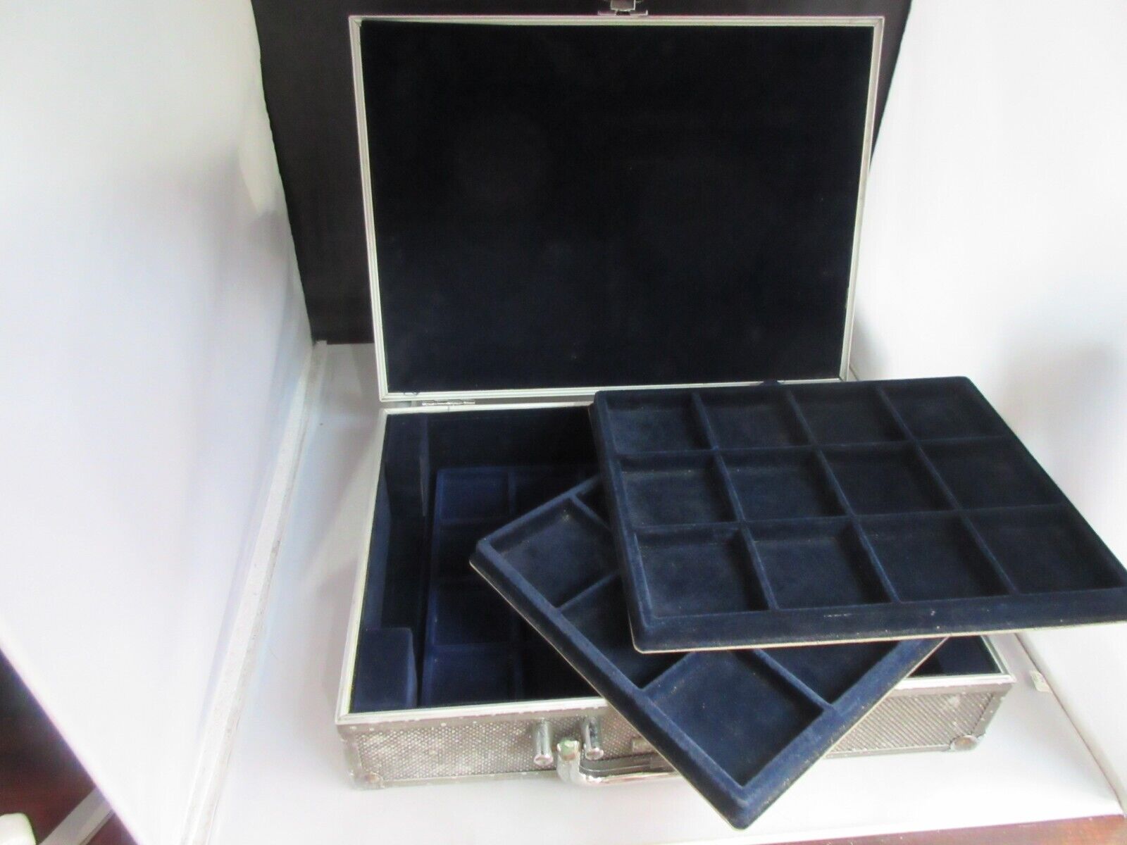 METAL COIN CASE - TRAYS HOLD UP TO 24 QUADRANT CAPSULES & 20 X 40MM RE ...